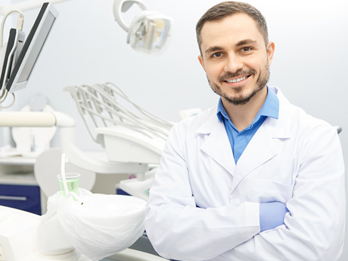 Stengiamės prižiūrėti savo dantis, bet laikui bėgant jie vis tiek yra ...